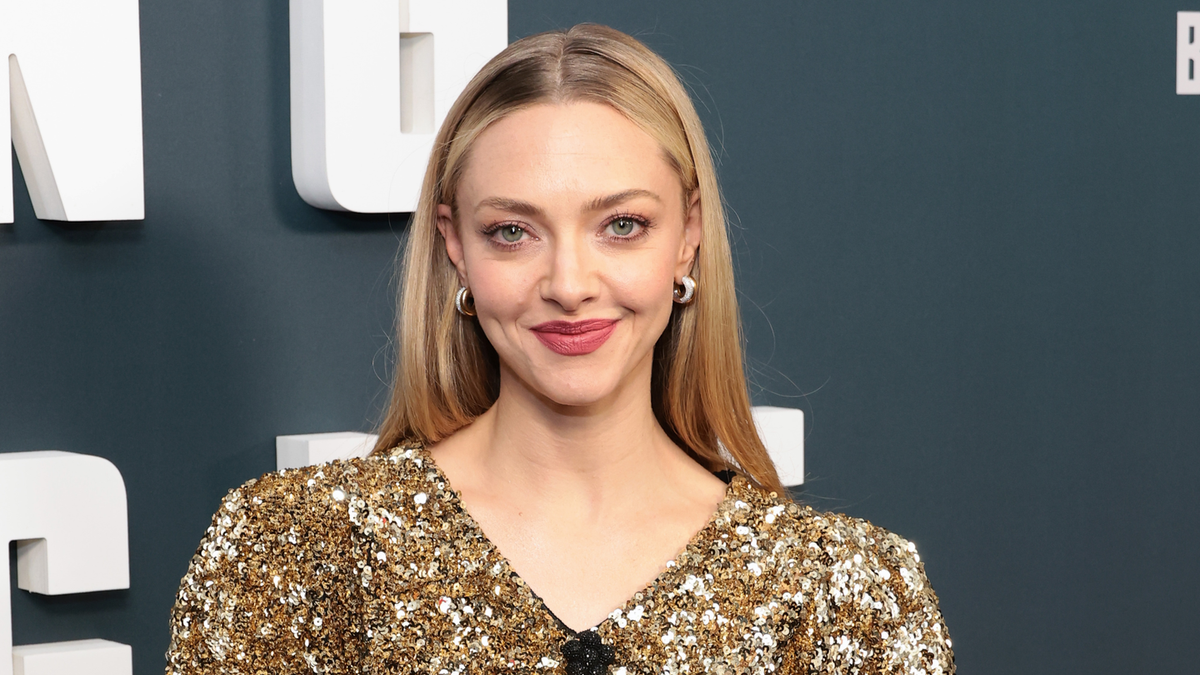 Amanda Seyfried admits her ‘boobs fell out’ in entrance of A-list movie ...